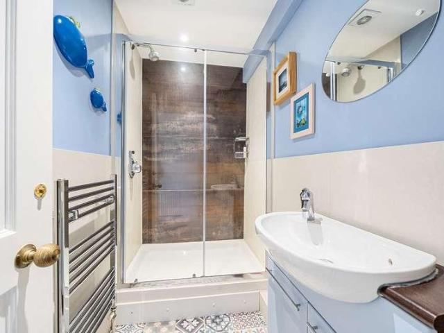 6 bed house for sale