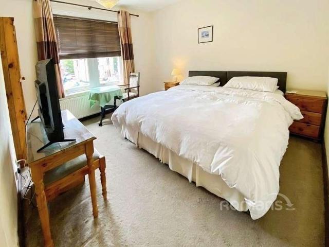 6 bed house for sale