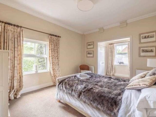 6 bed house for sale