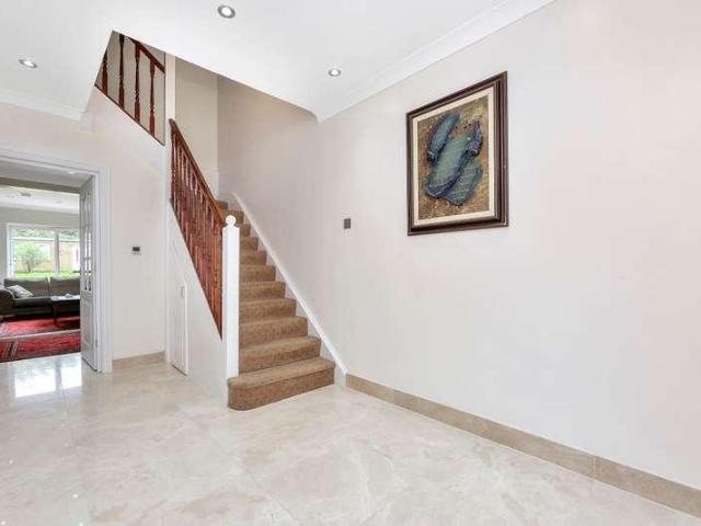 6 bed house for sale