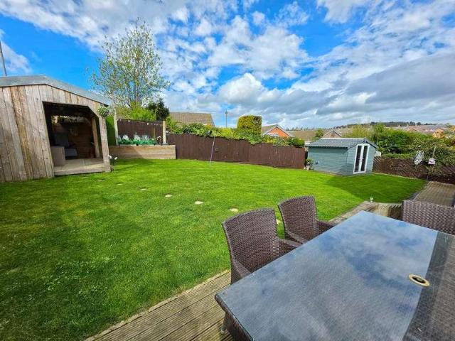 6 bed house for sale