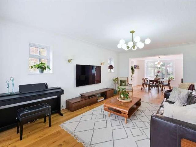 6 bed house for sale