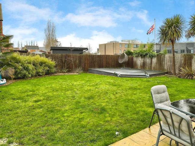 6 bed house for sale