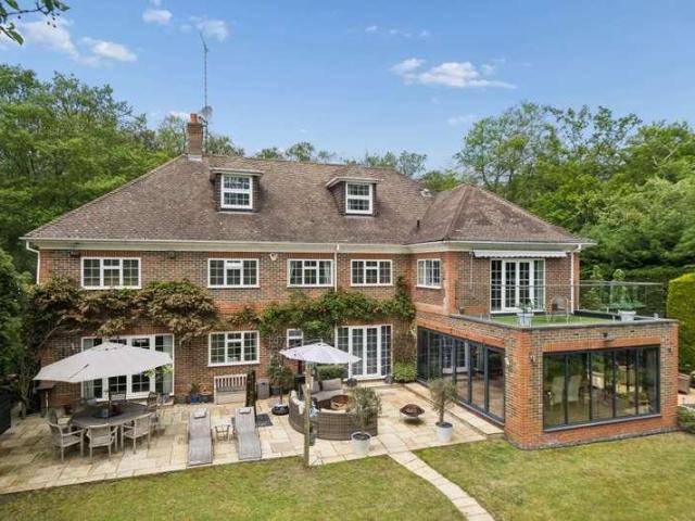 6 bed house for sale