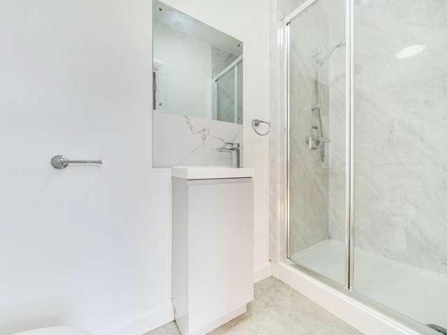 6 bed house for sale
