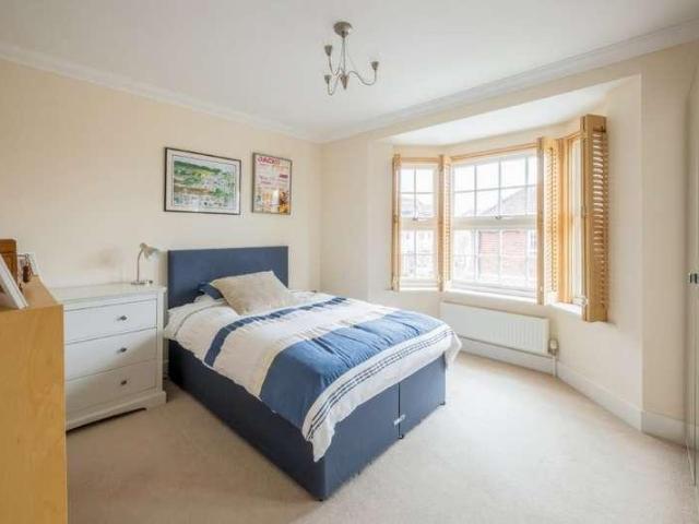6 bed house for sale
