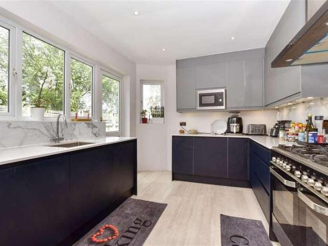 6 bed house for sale