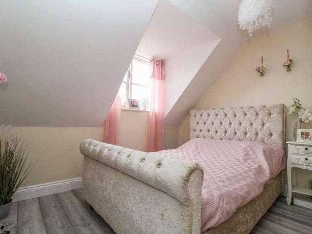 6 bed house for sale