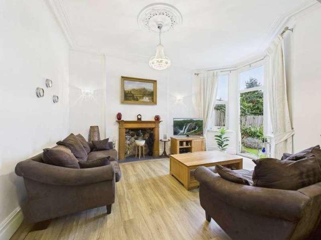 6 bed house for sale