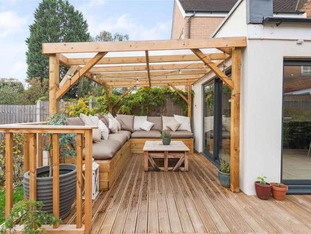 6 bed house for sale