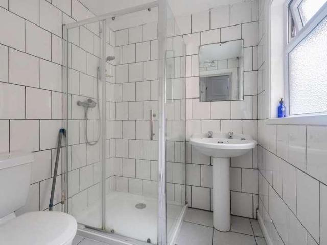 6 bed house for sale