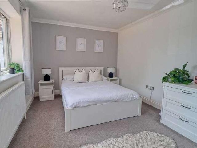 6 bed house for sale