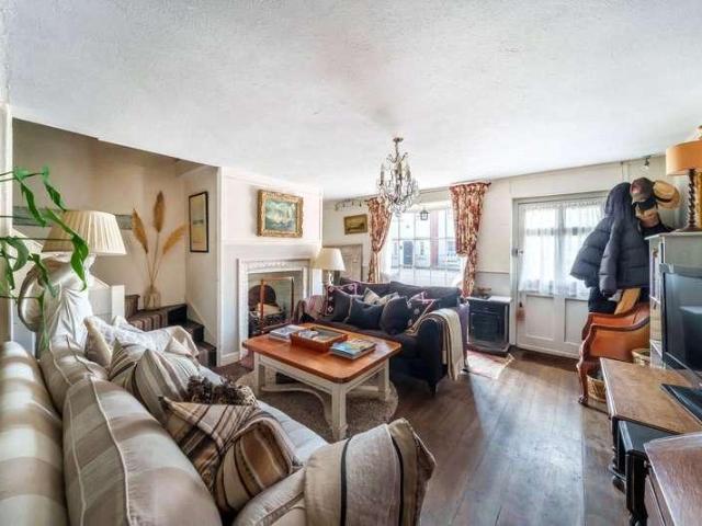 6 bed house for sale