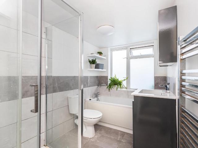 6 bed house for sale