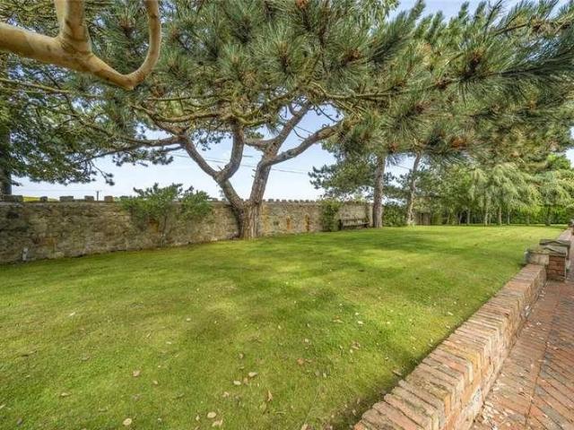 6 bed house for sale
