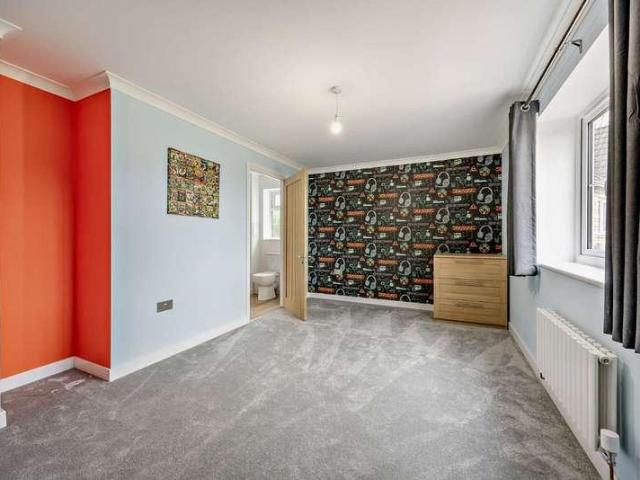 6 bed house for sale