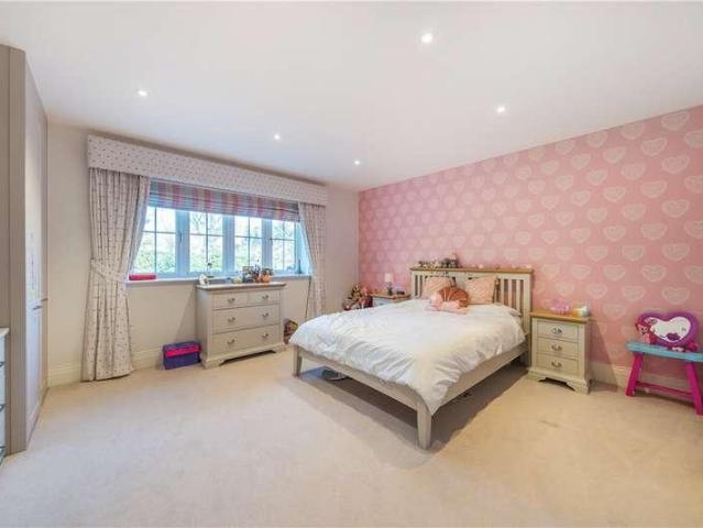 6 bed house for sale