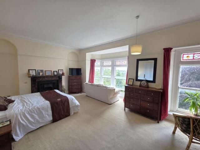6 bed house for sale