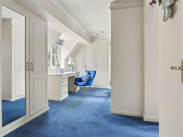 6 bed house for sale
