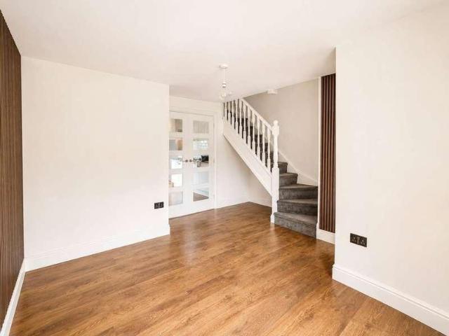 6 bed house for sale