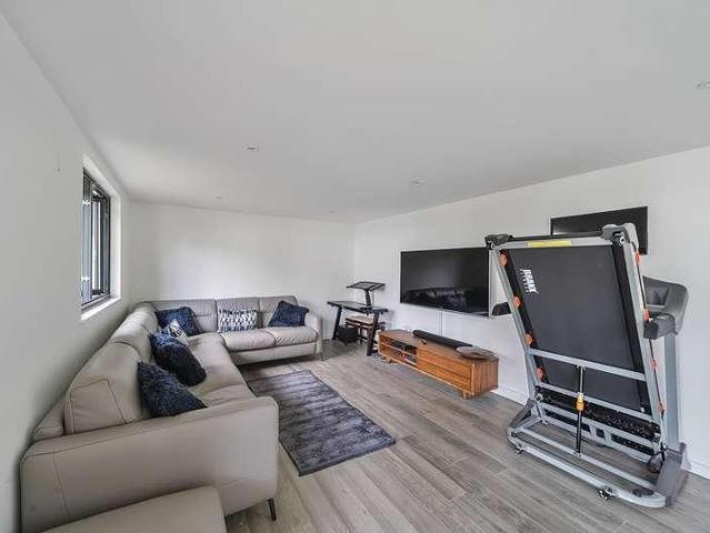6 bed house for sale