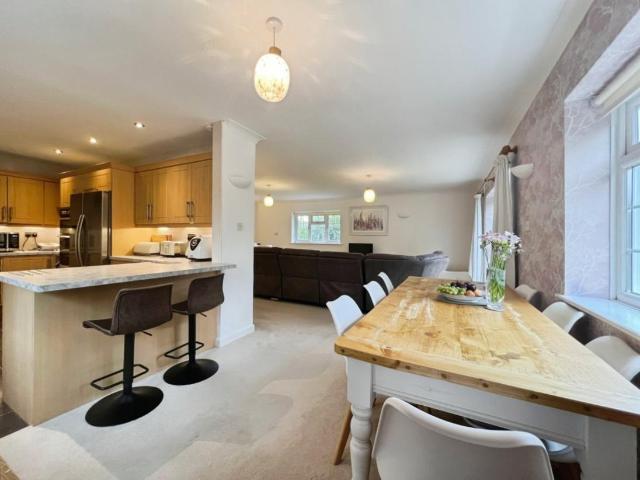 6 bed house for sale