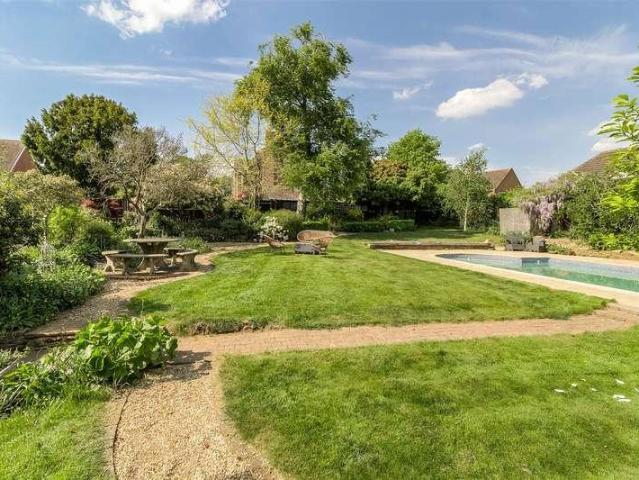 6 bed house for sale
