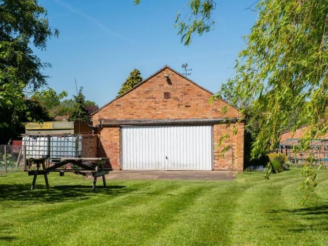 6 bed house for sale