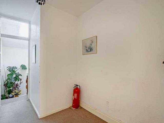 6 bed house for sale