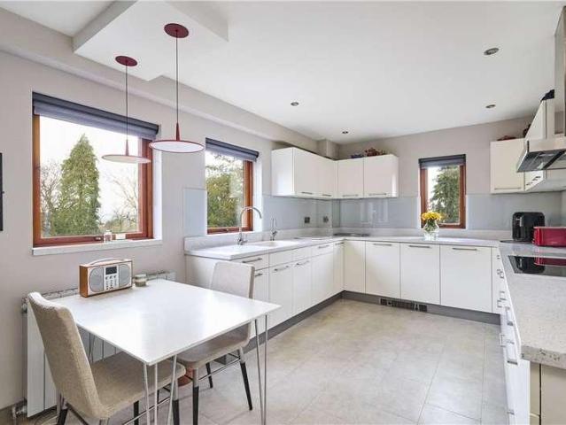 6 bed house for sale
