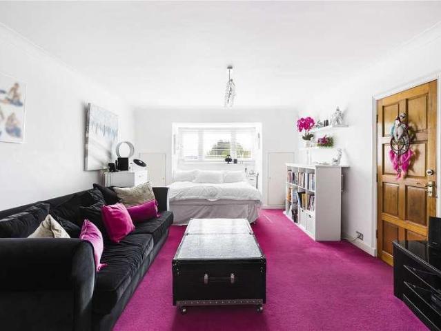 6 bed house for sale