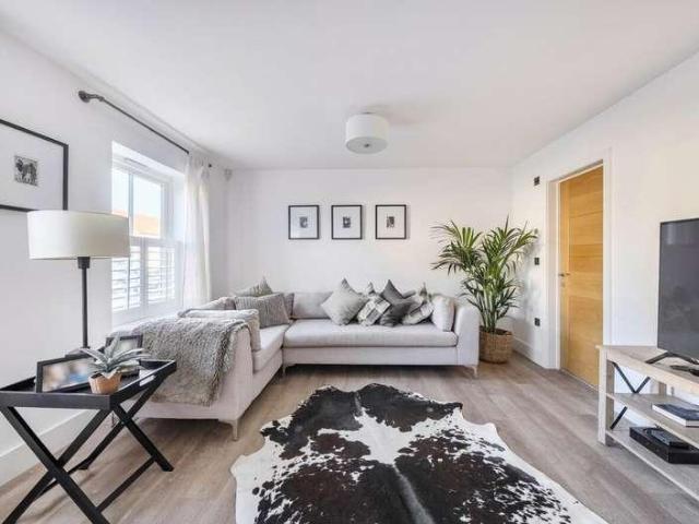 6 bed house for sale