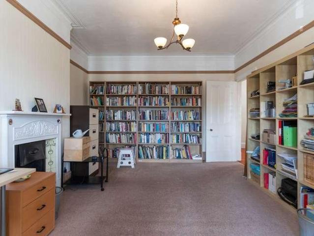 6 bed house for sale
