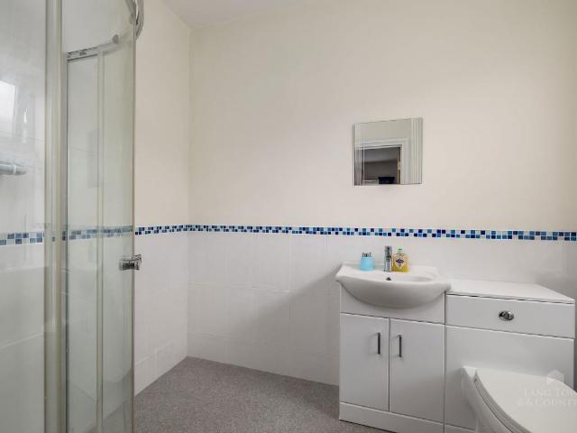 6 bed house for sale