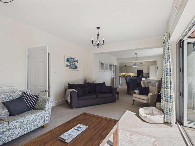 6 bed house for sale