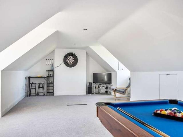 6 bed house for sale