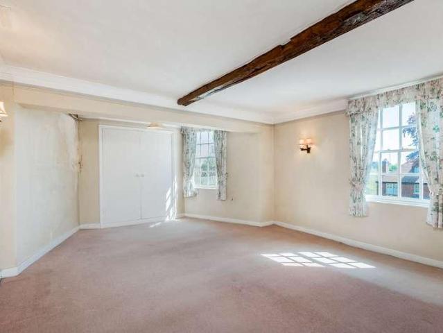 6 bed house for sale