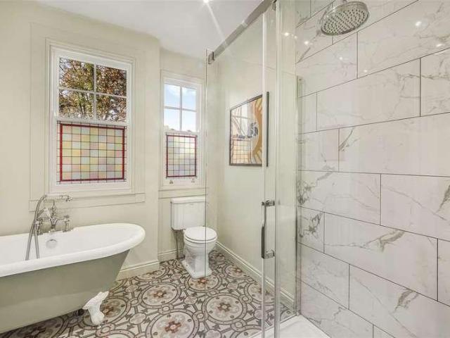 6 bed house for sale