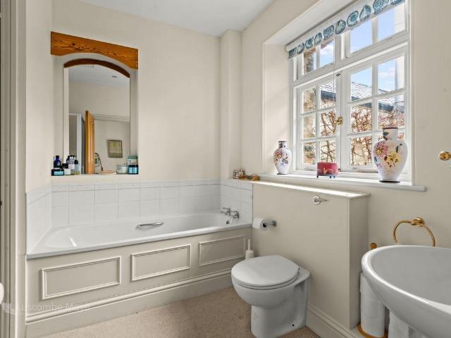 6 bed house for sale