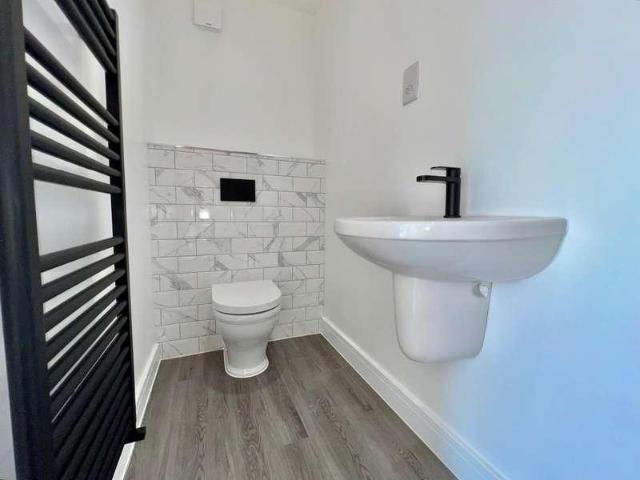 6 bed house for sale