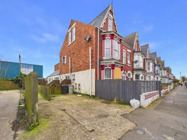 6 bed house for sale
