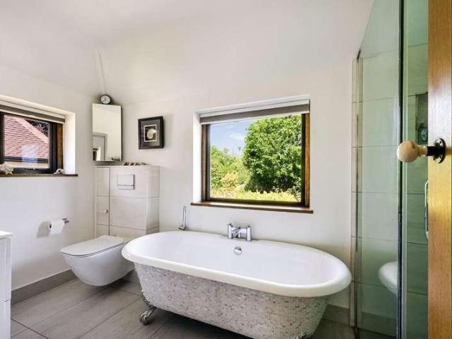 6 bed house for sale