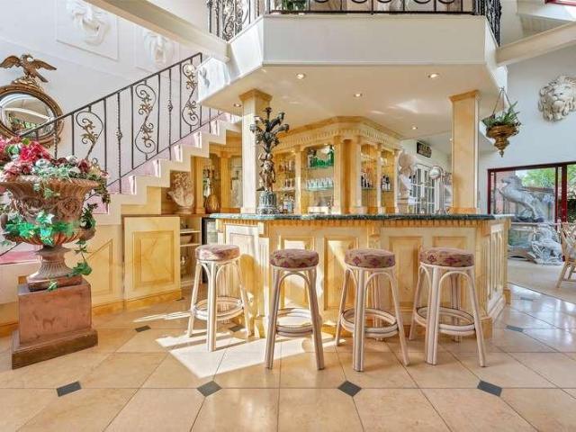 6 bed house for sale