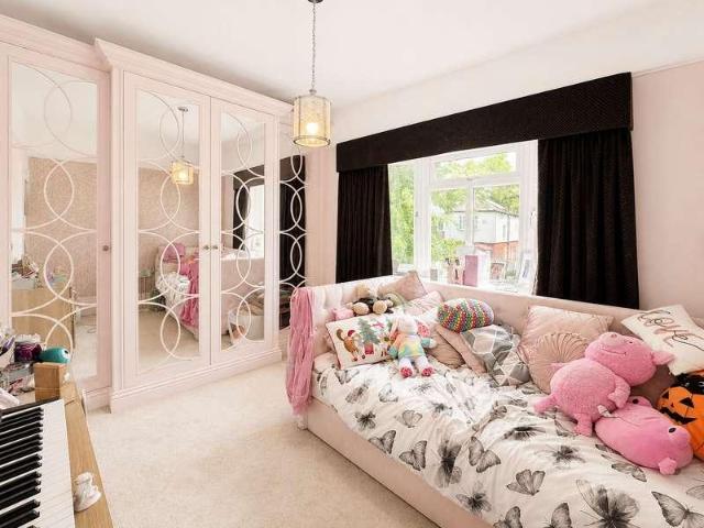 6 bed house for sale