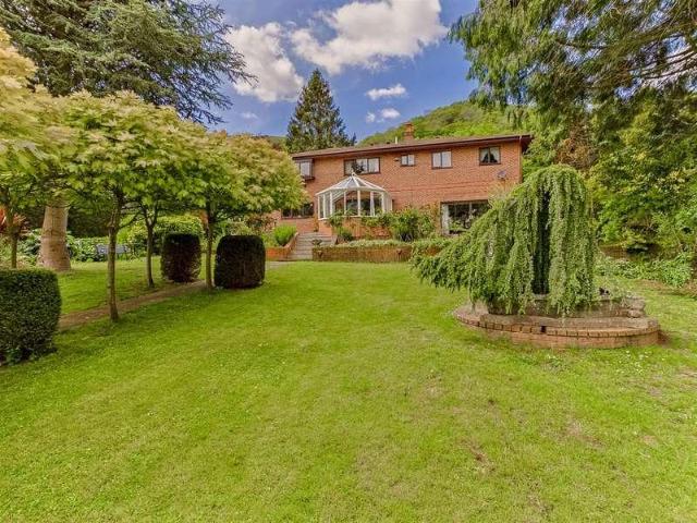 6 bed house for sale