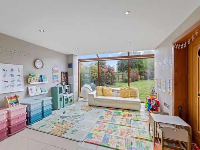 6 bed house for sale