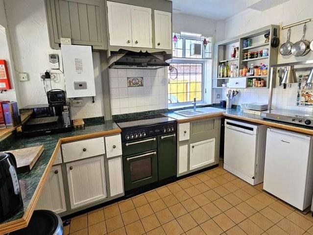 6 bed house for sale
