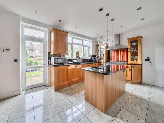 6 bed house for sale