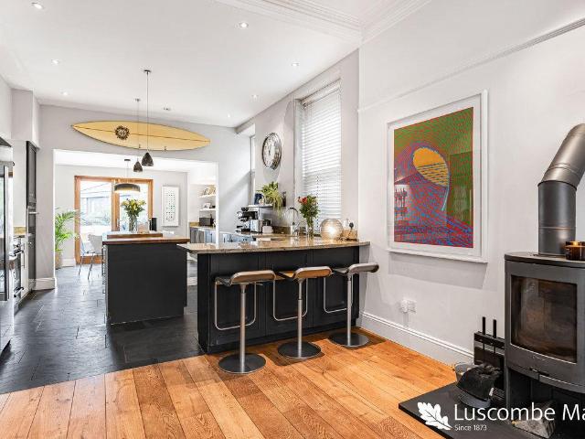 6 bed house for sale