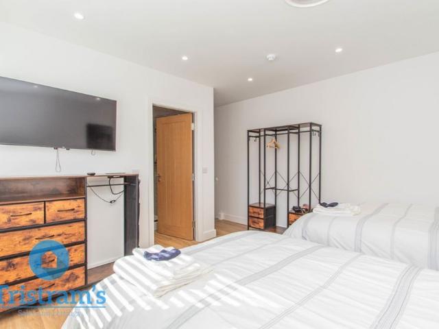6 bed Mid Terraced House for Rent